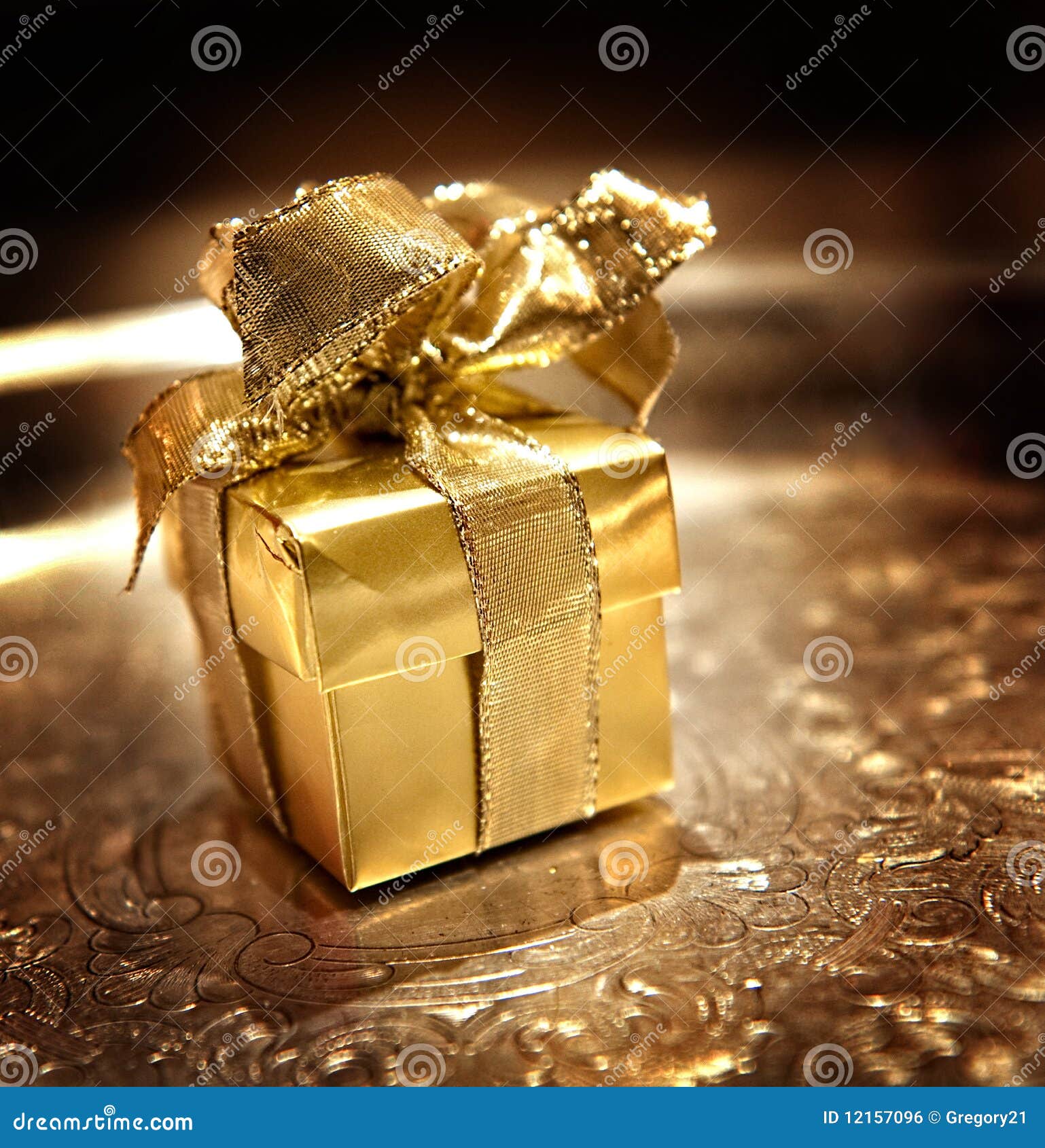 Presente Do Ouro Em Uma Bandeja De Prata Foto de Stock - Imagem de ...