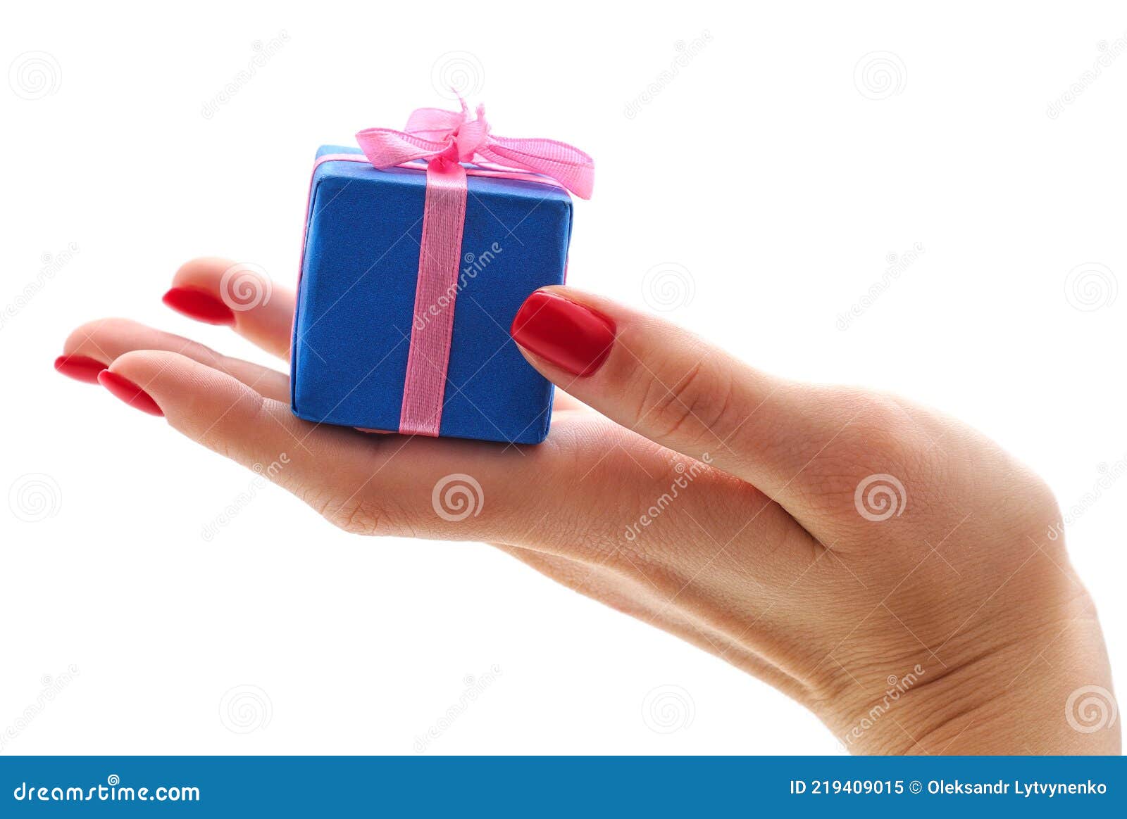 Presente en mano imagen de archivo. Imagen de mujer - 219409015