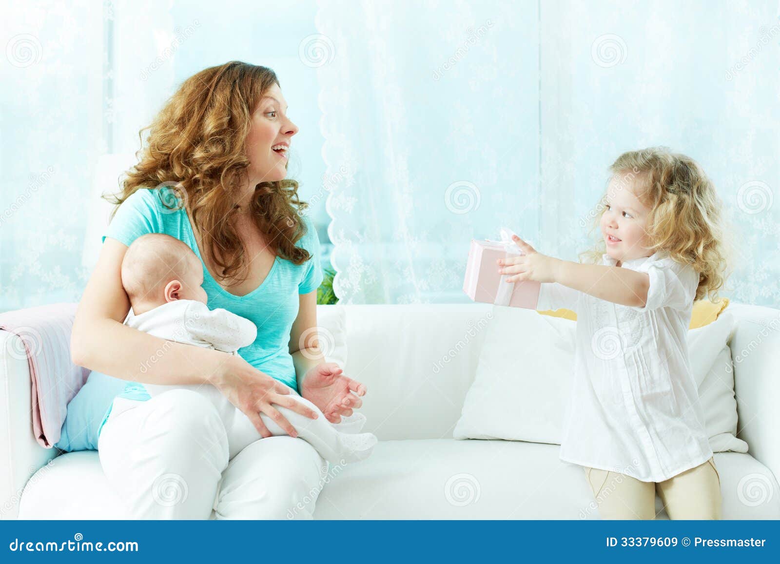 Presente para la mamá imagen de archivo. Imagen de comprimir - 33379609