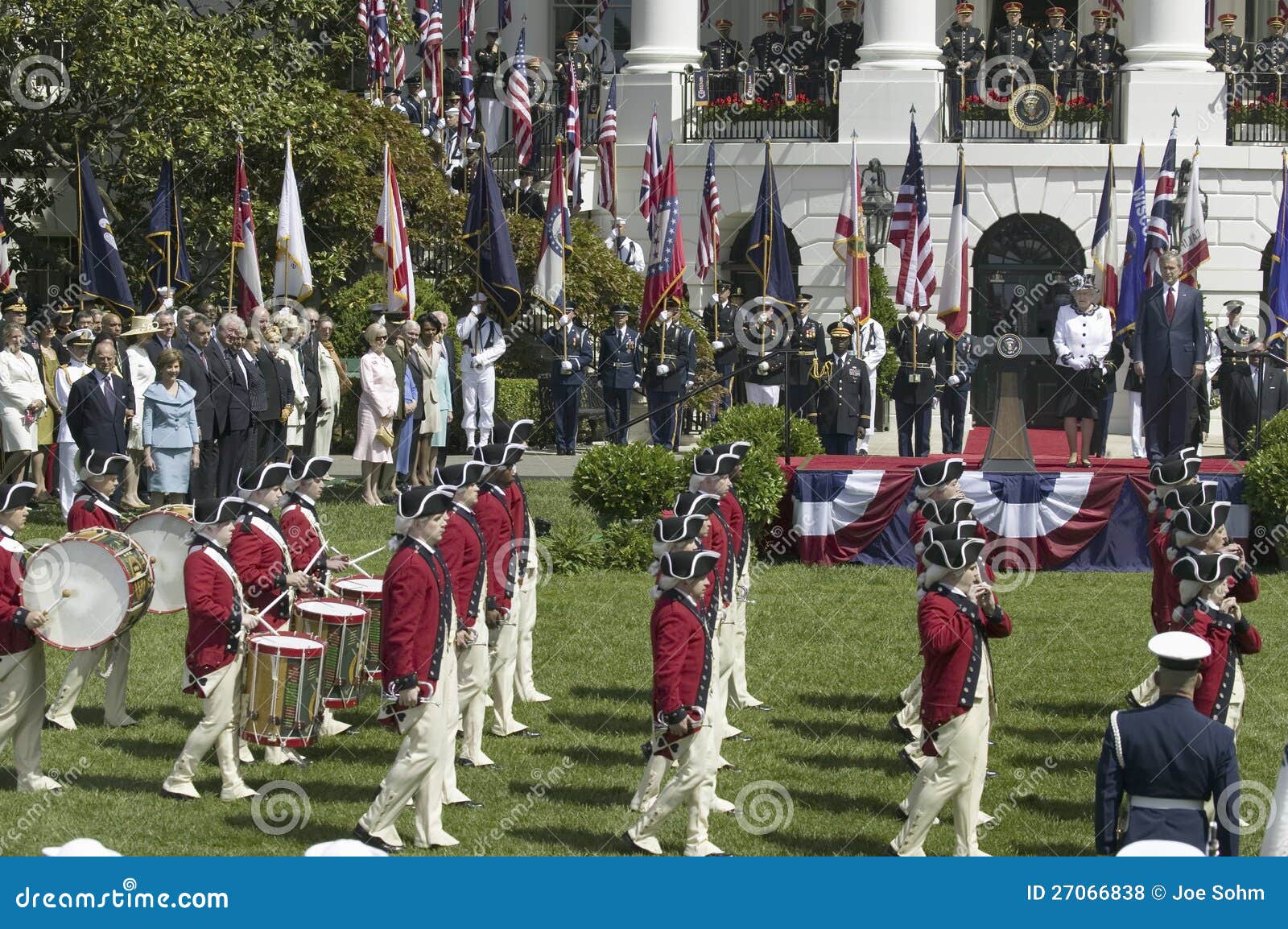 Presidente George W. Bush E Regina Elizabeth II Fotografia Stock ...