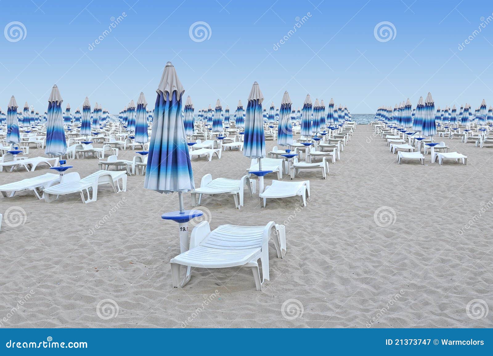 Presidenze Ed Ombrello Di Spiaggia Immagine Stock - Immagine di mare ...