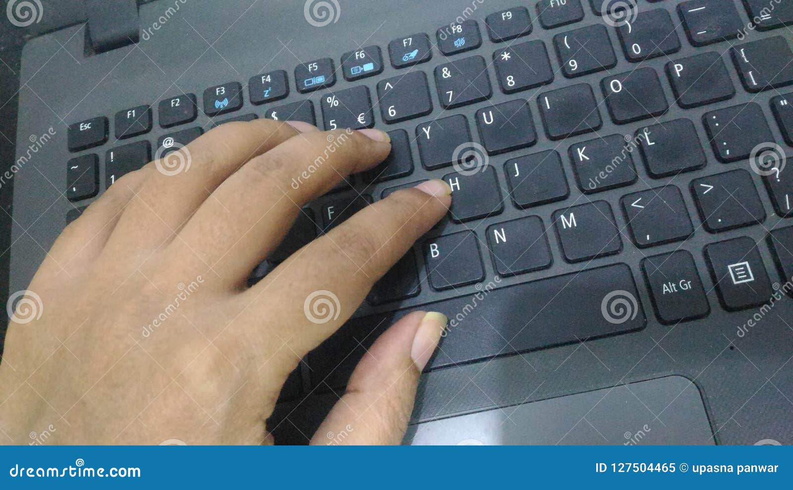 Presionar el teclado imagen de archivo. Imagen de mano - 127504465
