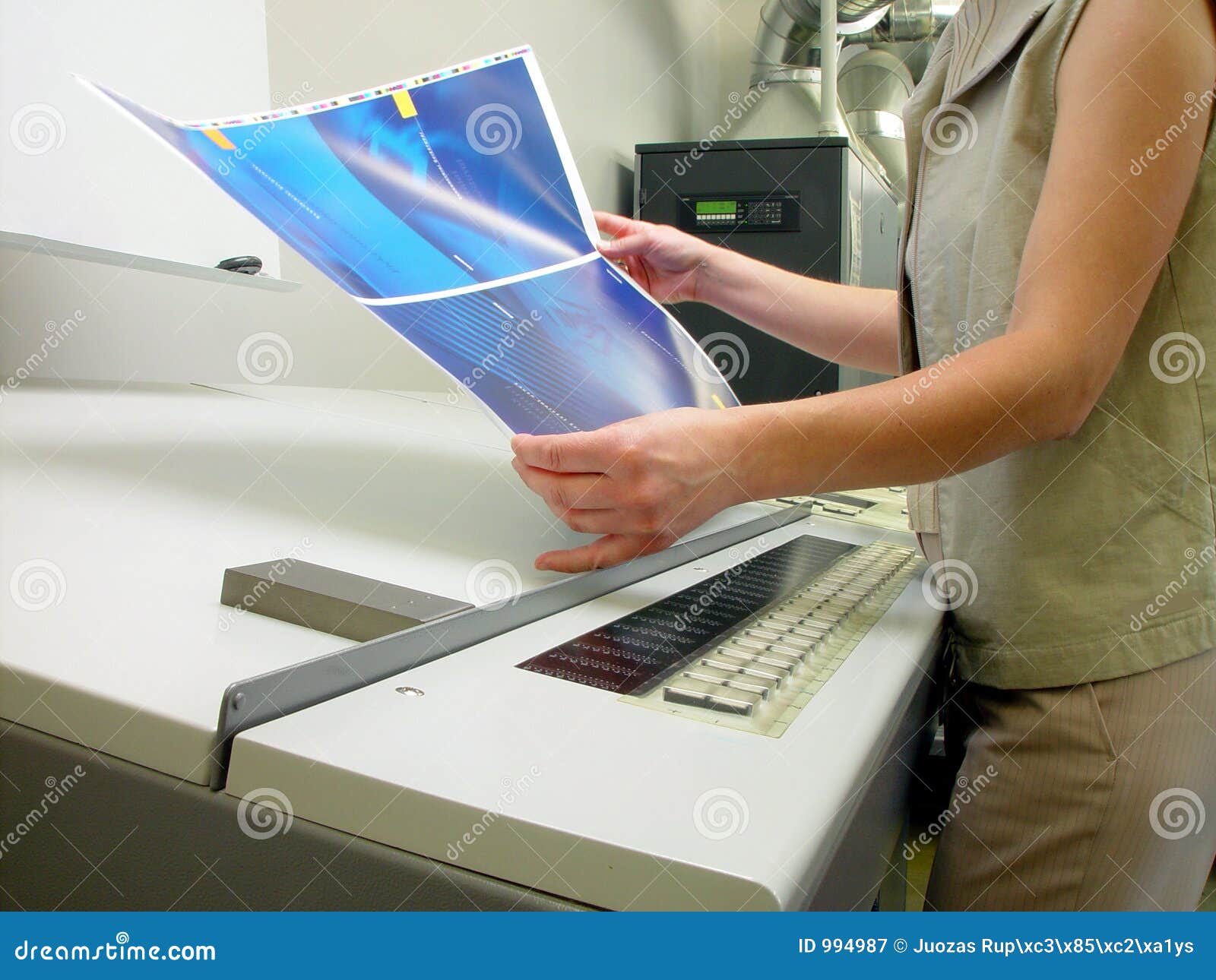 Presse typographique image stock. Image du main, rouleaux - 994987