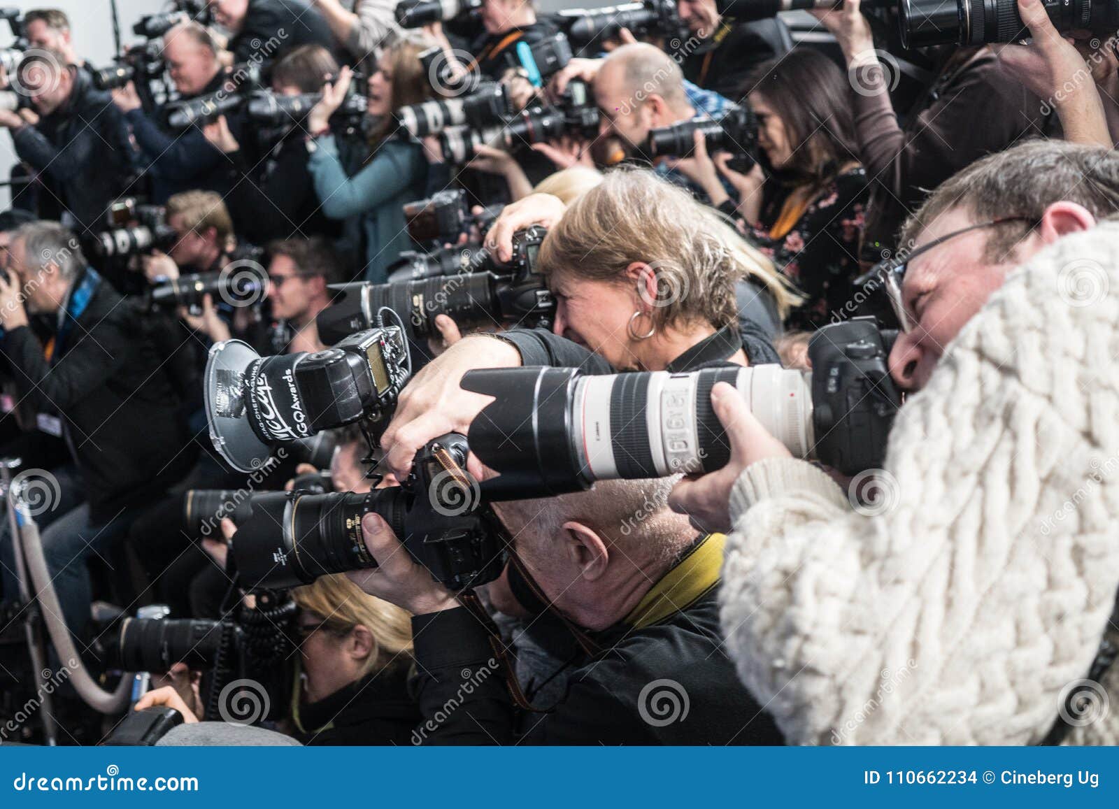 Pressefotografen redaktionelles stockbild. Bild von fest - 110662234