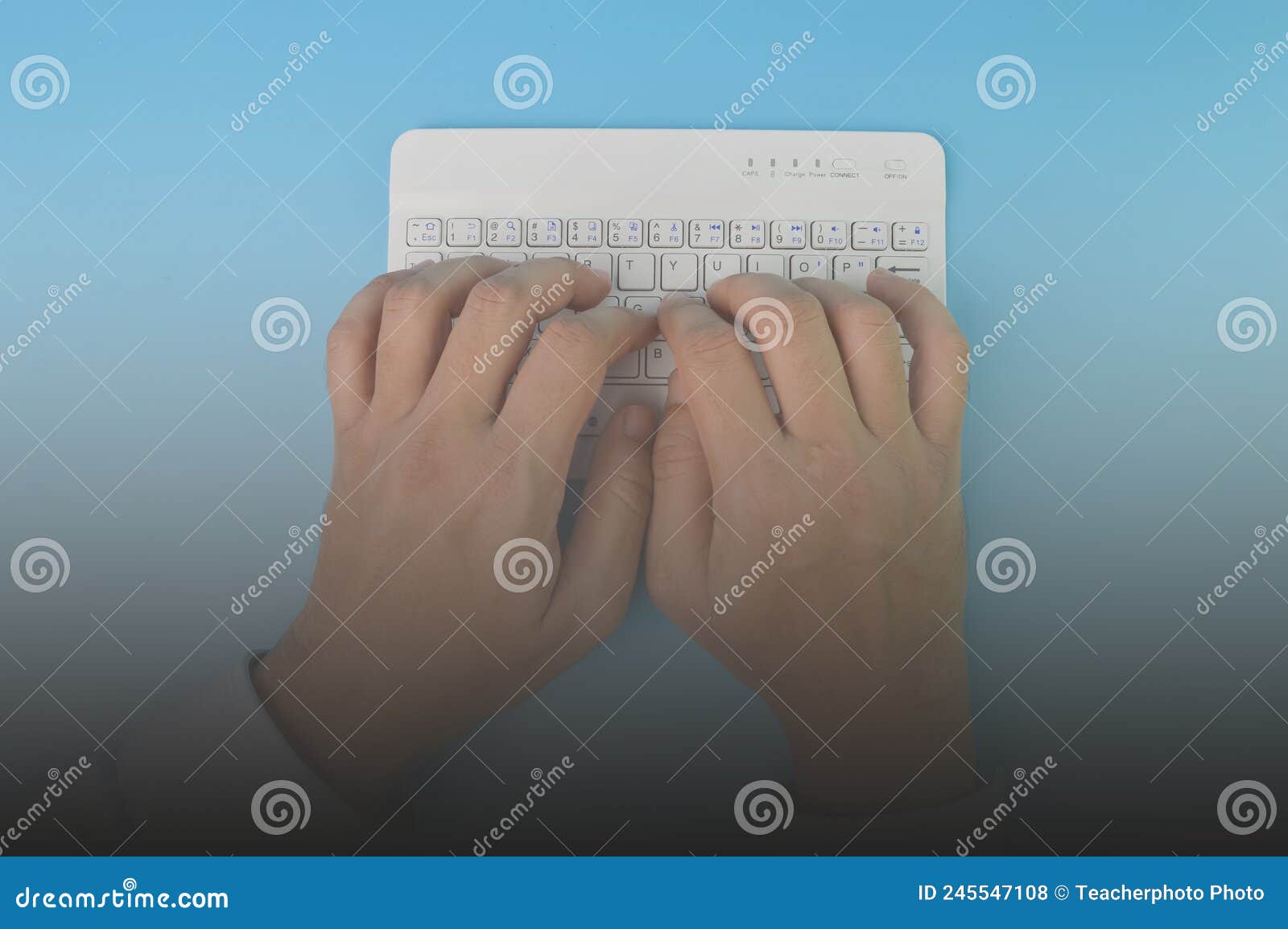 Pressionar E Digitar Manualmente No Teclado Do Computador Foto de Stock ...