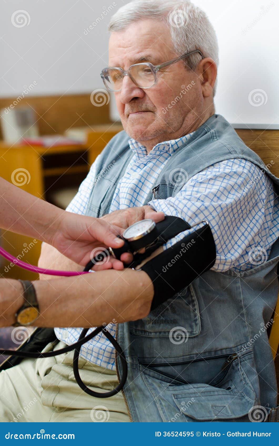 Pressione Sanguigna Dell'uomo Senior Immagine Stock - Immagine di ...