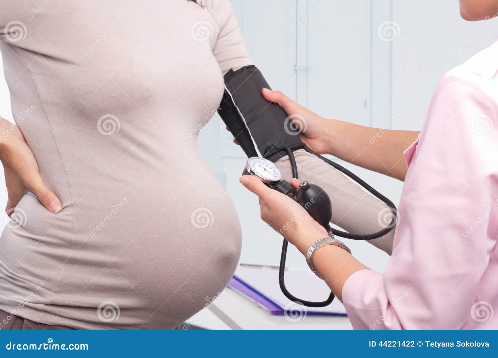 Pressione Sanguigna Della Donna Incinta Fotografia Stock - Immagine di ...