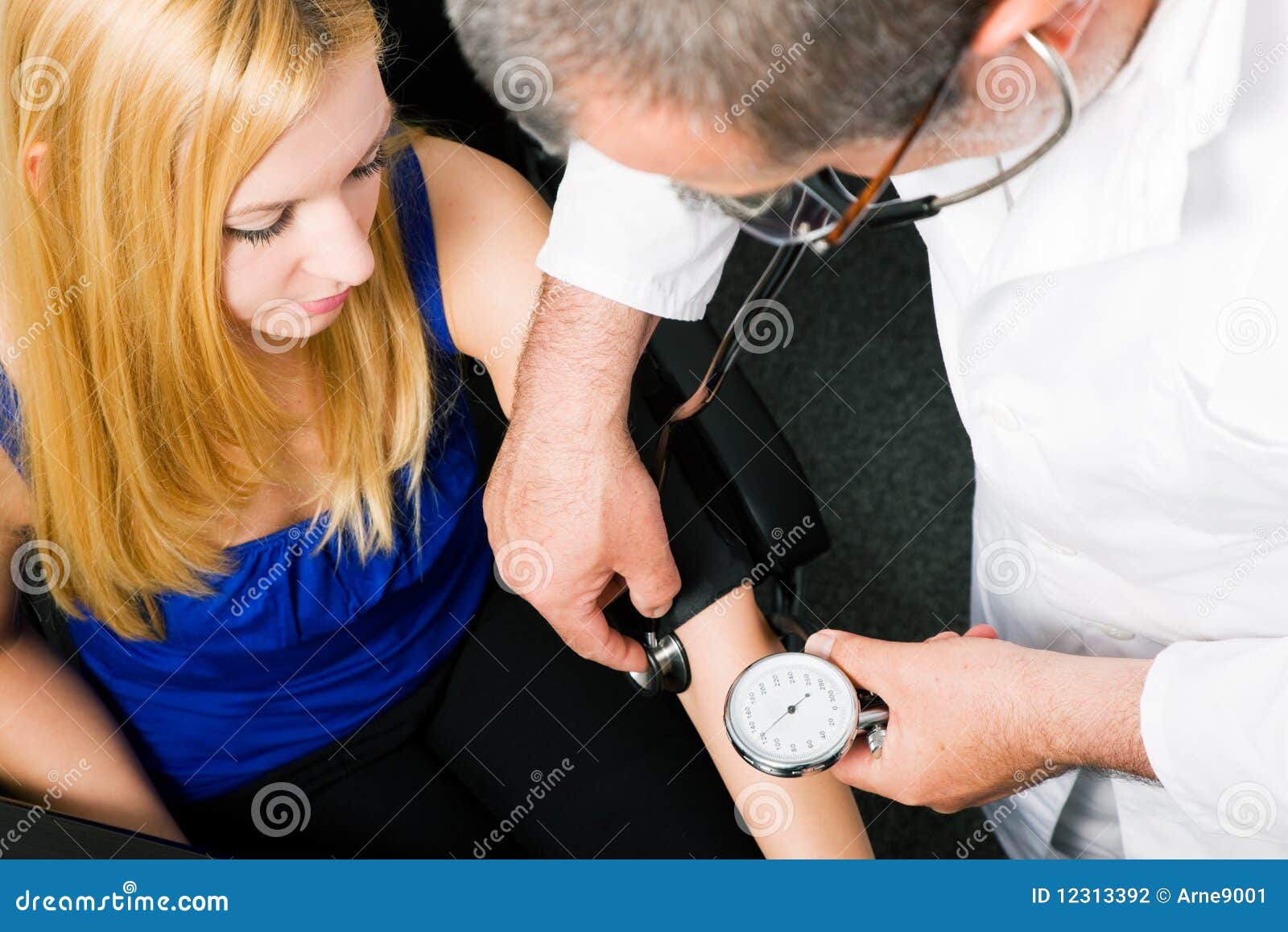 Pressione Sanguigna Di Misurazione Del Medico Fotografia Stock ...