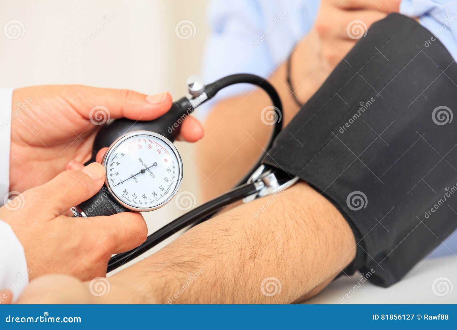 Pressione Sanguigna Di Misurazione Del Medico Immagine Stock - Immagine ...