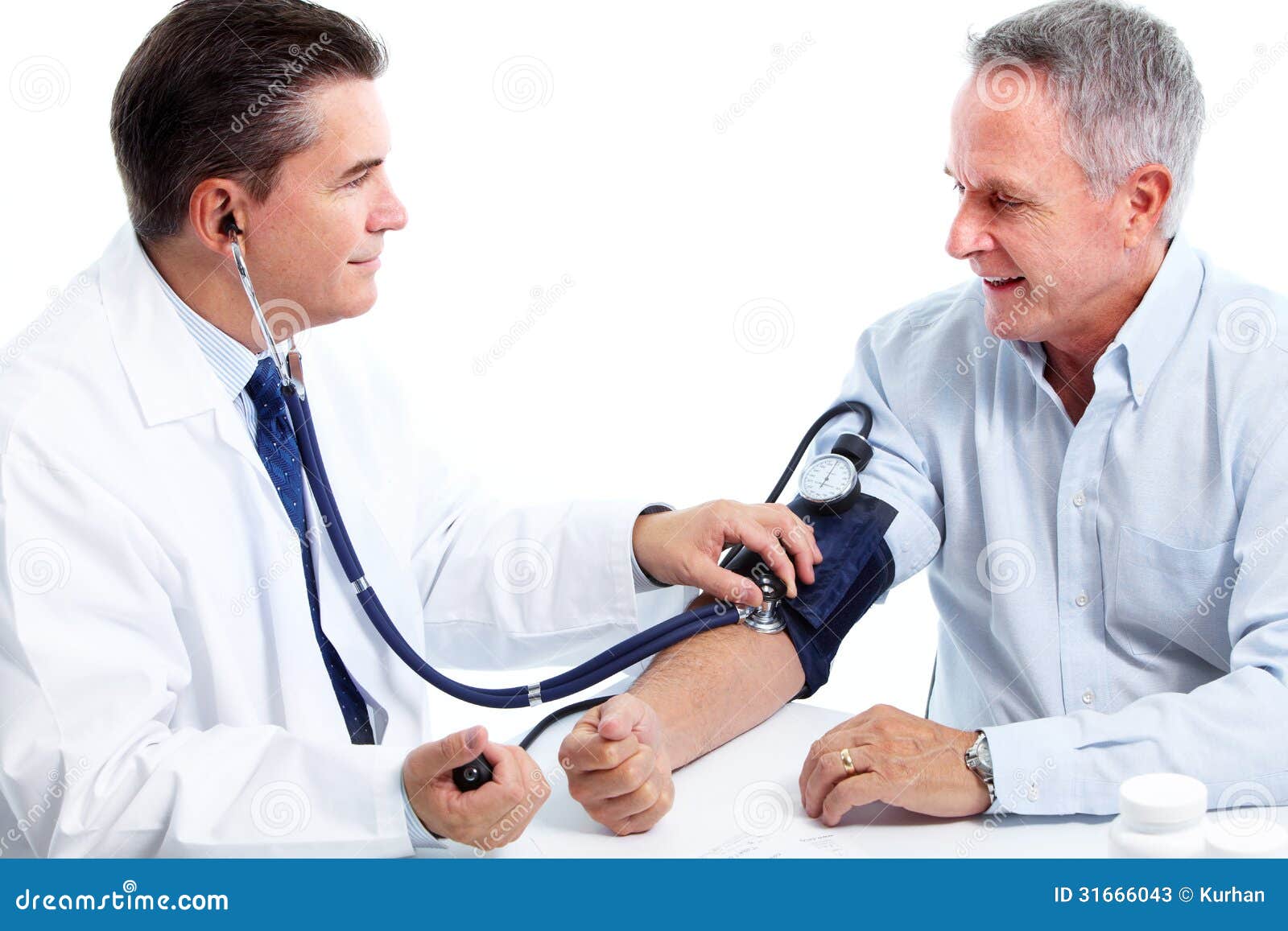 Pressione Sanguigna Di Misurazione Di Medico. Immagine Stock - Immagine ...