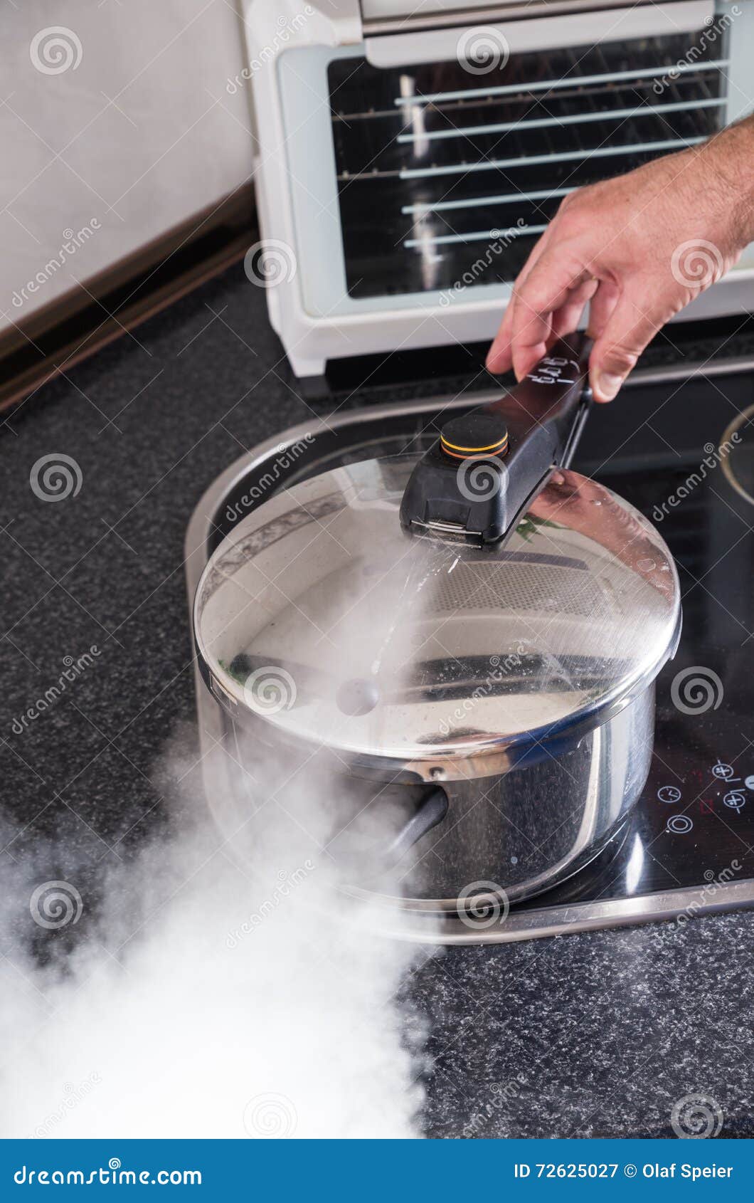 Pressure cooker stock image. Image of soup, energy, handle - 72625027