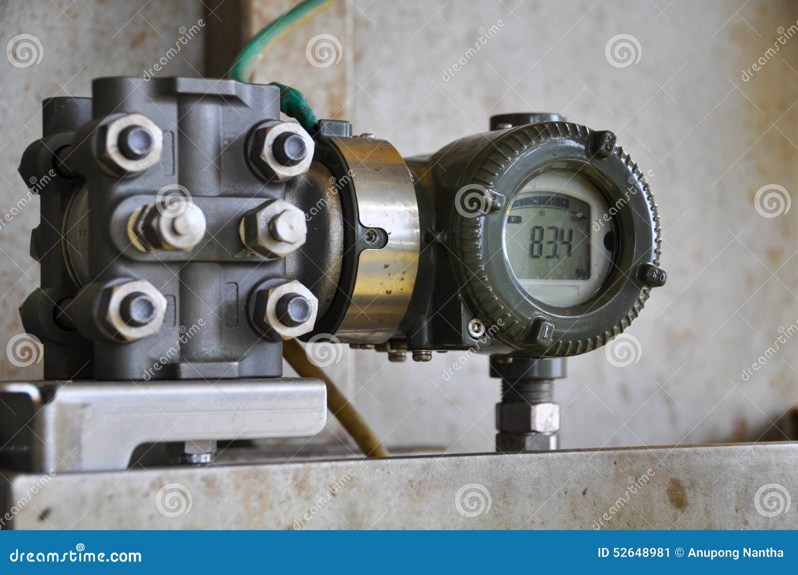Pressure Transmitter in Oil and Gas Process , Send Signal To Controller ...