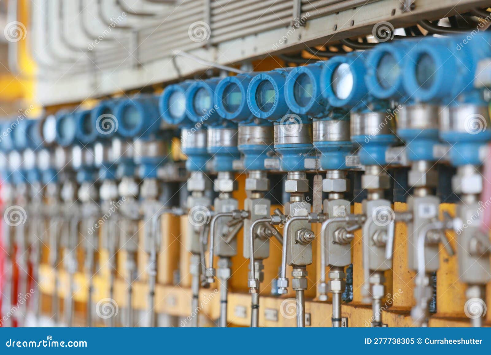 Pressure Transmitter in Oil and Gas Process, Send Signal To Controller ...