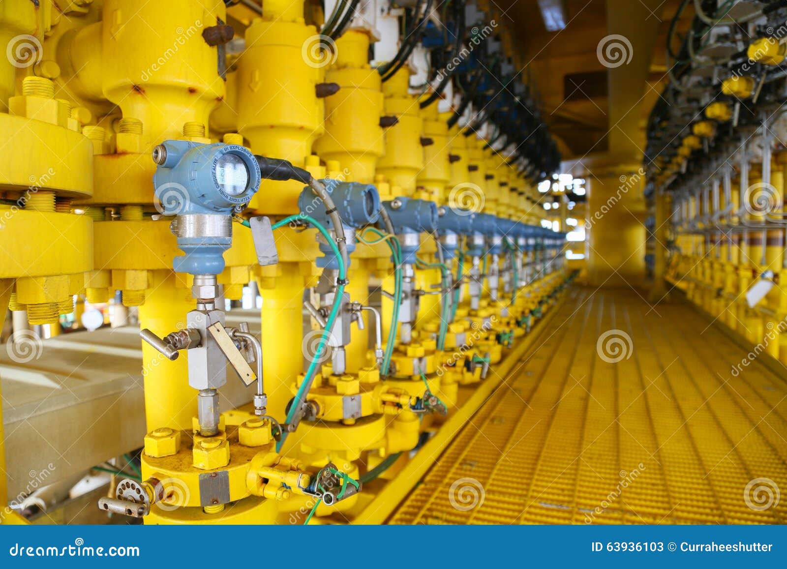 Pressure Transmitter in Oil and Gas Process , Send Signal To Controller ...