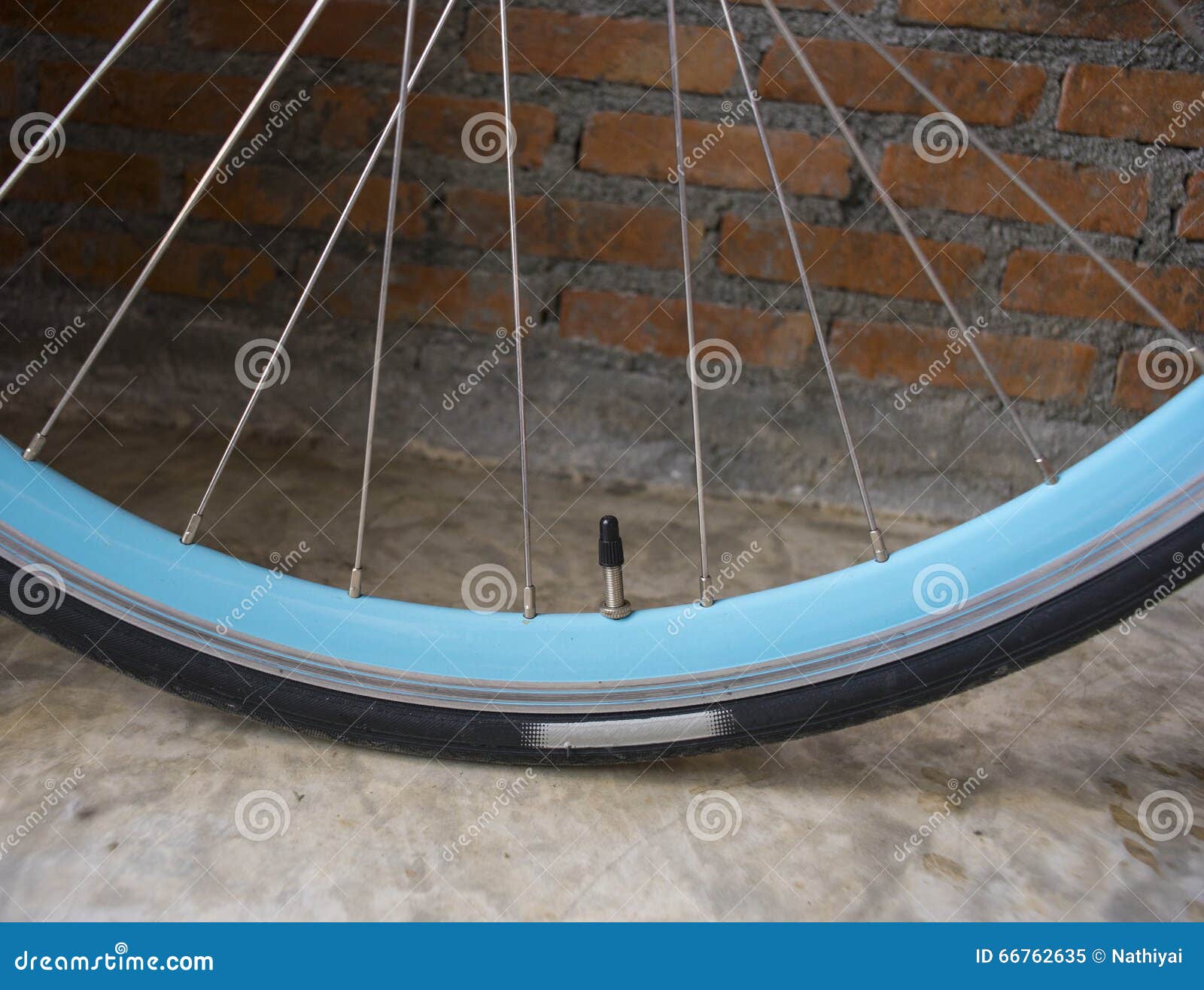 Presta-Ventil Auf Himmelblaukante Stockbild - Bild von ventil ...