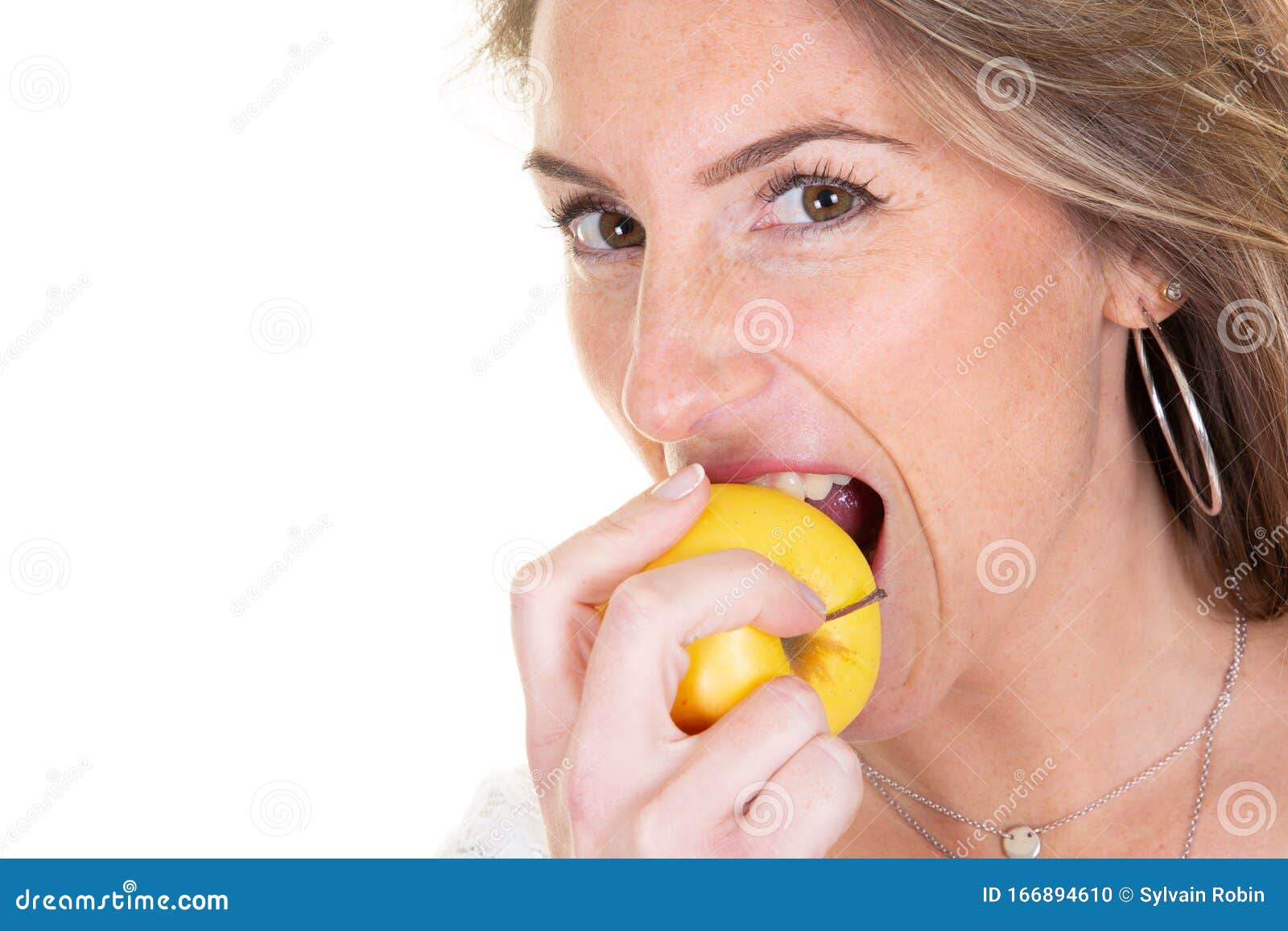 Pretty Blonde Woman Biting an Apple 库存照片 - 图片 包括有 纤维, 牙齿: 166894610