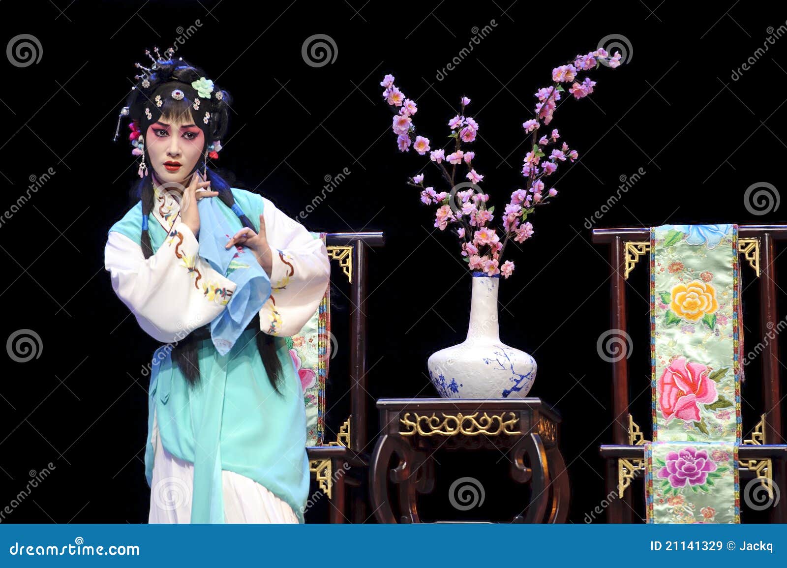 Pretty Chinese Opera Actress Stock Image - Image of grace, finery: 21141329