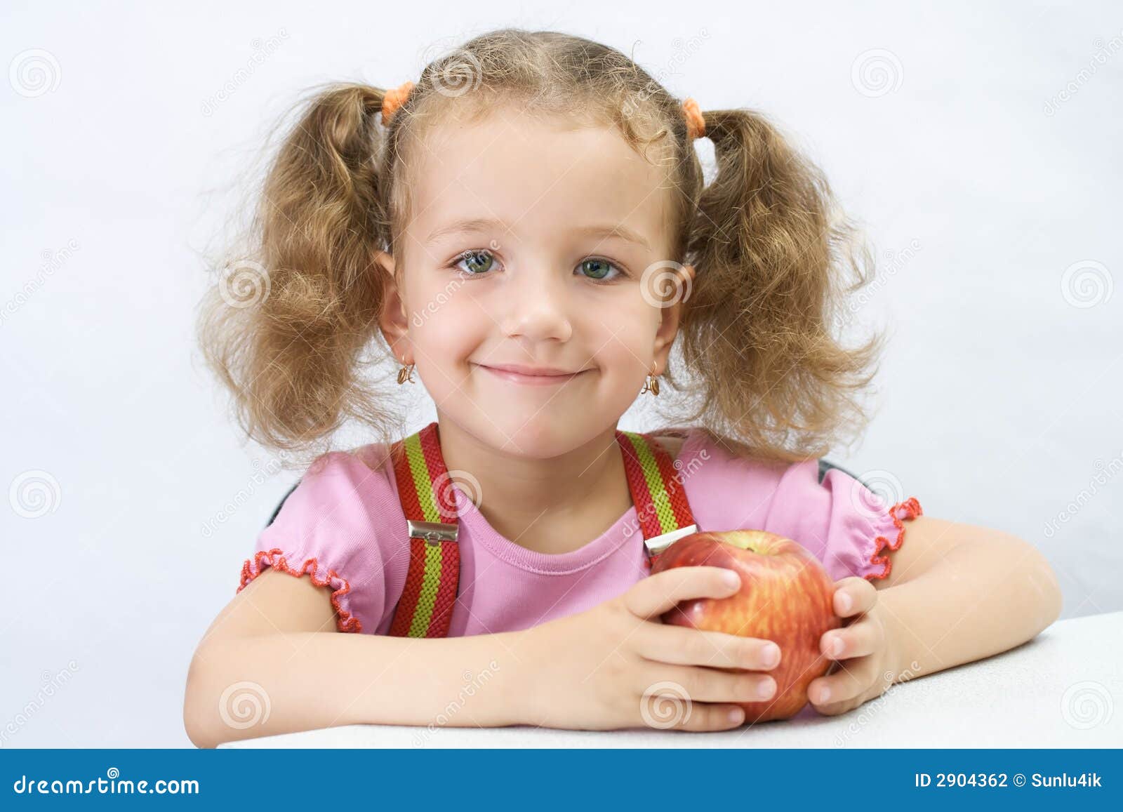 The Pretty Girl with an Apple Stock Photo - Image of juicy, cute: 2904362