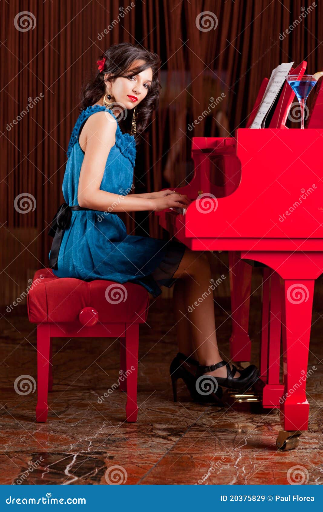 Pretty Lady Playing the Piano Stock Image - Image of piano, play: 20375829