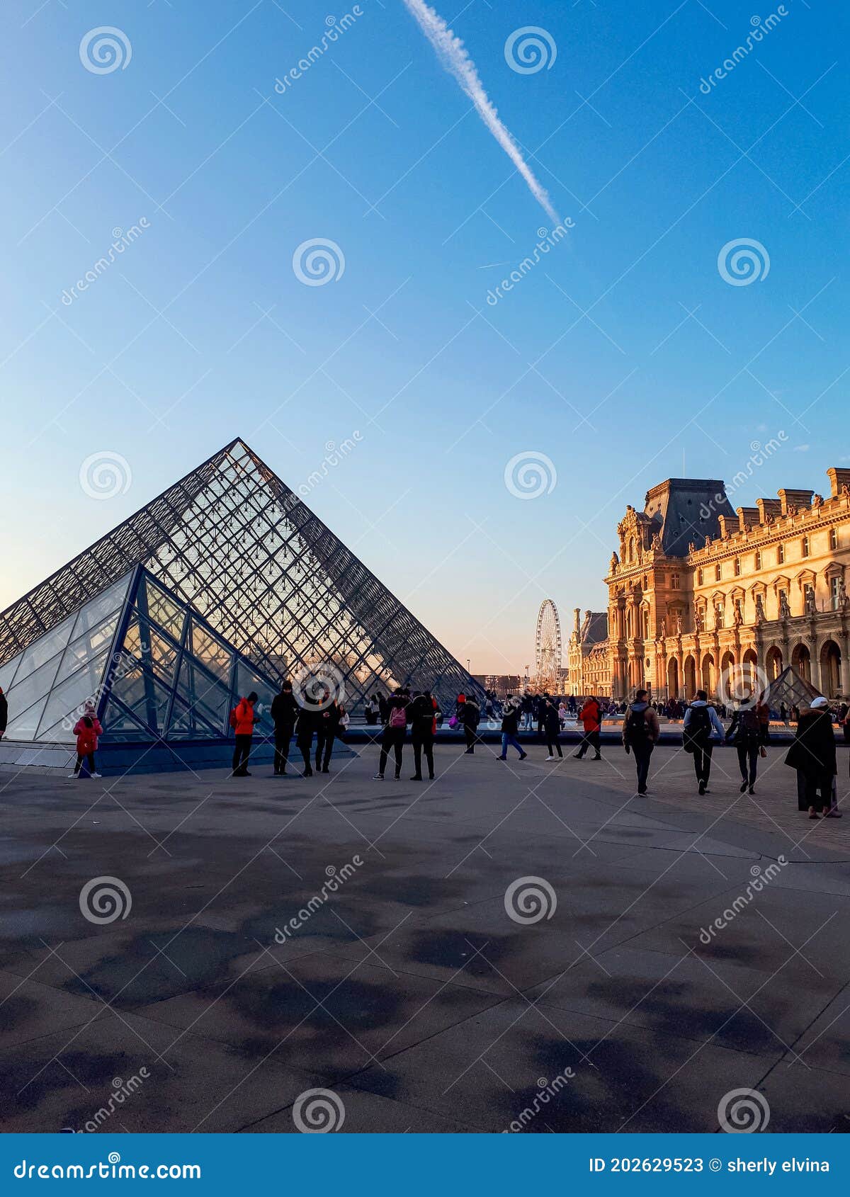 Pretty Louvre Museum editorial stock photo. Image of tower - 202629523