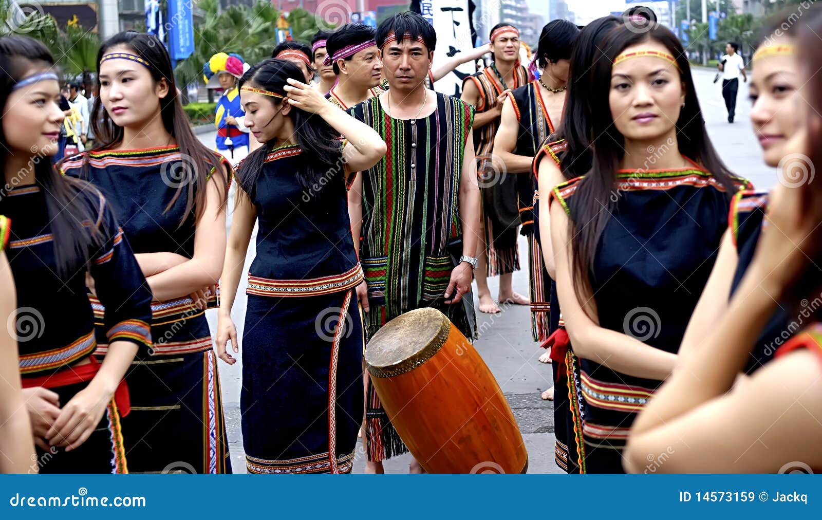 Pretty Vietnamese Girls Perform Folk Dance Editorial Stock Image ...