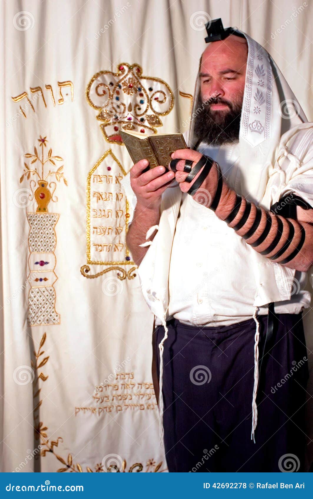 Prière juive d'homme photo stock éditorial. Image du religion - 42692278