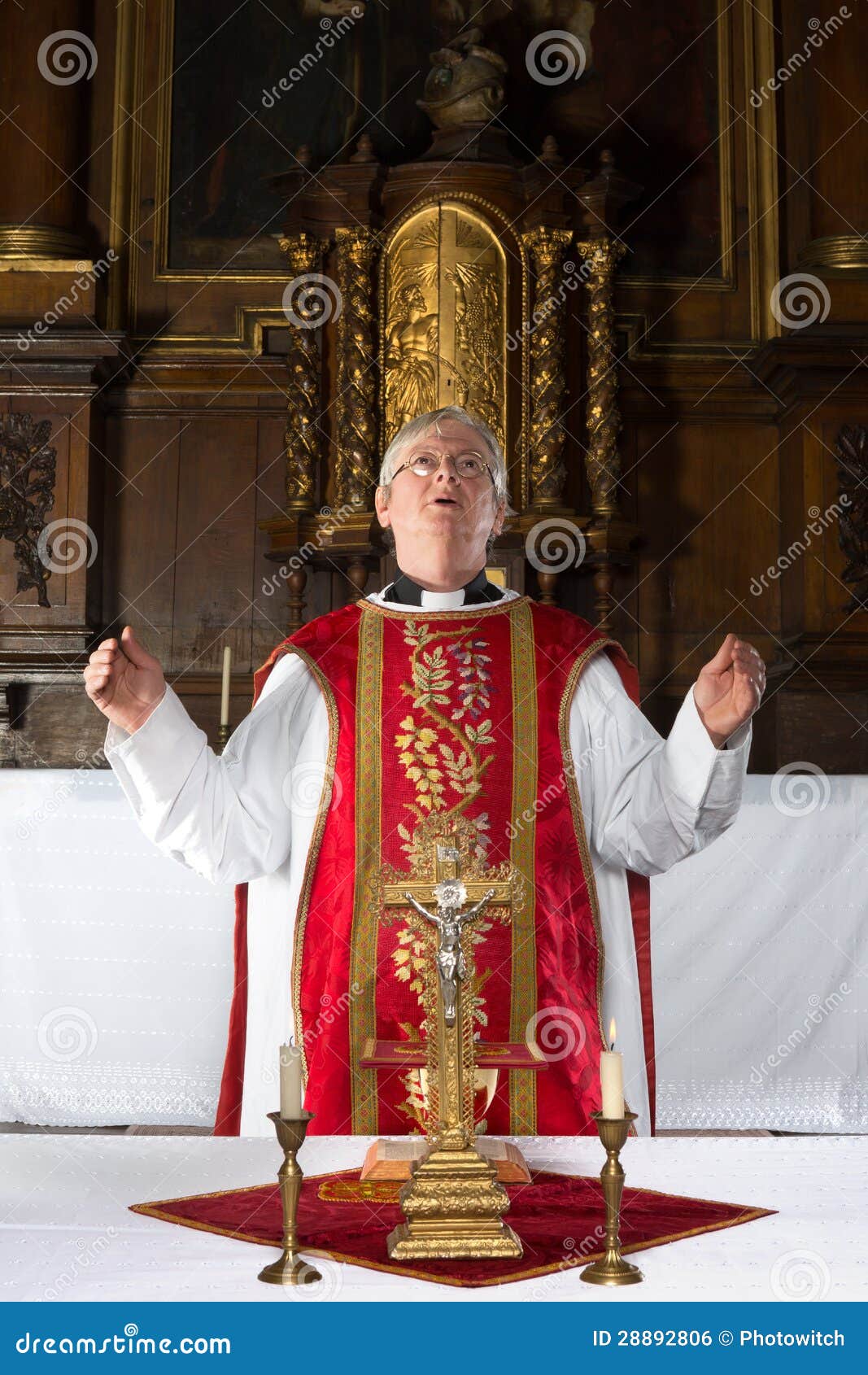 Priester Die Tijdens Massa Bidden Stock Foto - Image of kerk, goddelijk ...
