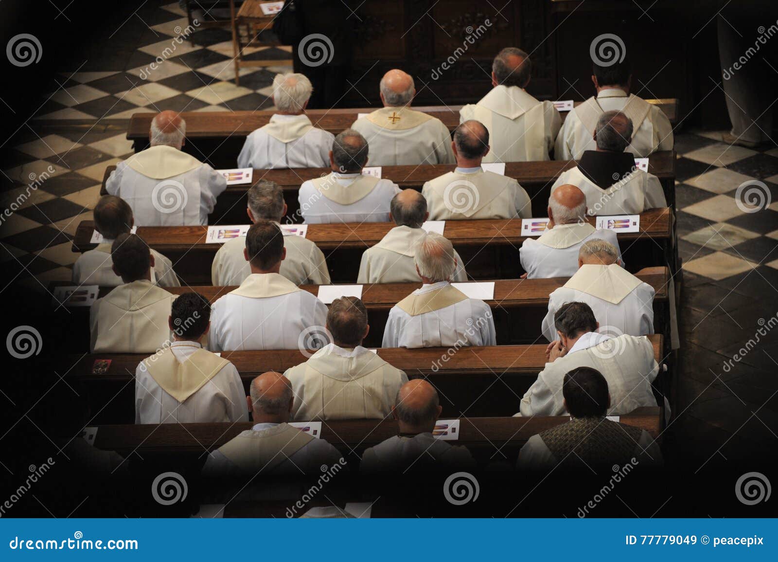 Priesters Die in Kerk Zitten Redactionele Stock Afbeelding - Image of ...