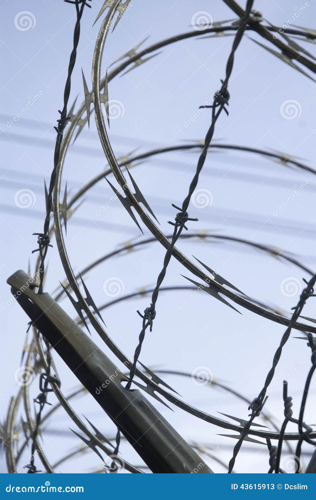 Prikkeldraad En Scheermesdraad Stock Afbeelding - Image of beschermd ...