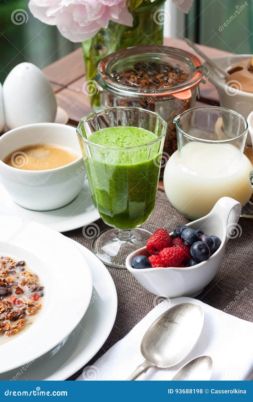 Prima Colazione Con Il Frullato E Le Bacche Verdi Fotografia Stock ...