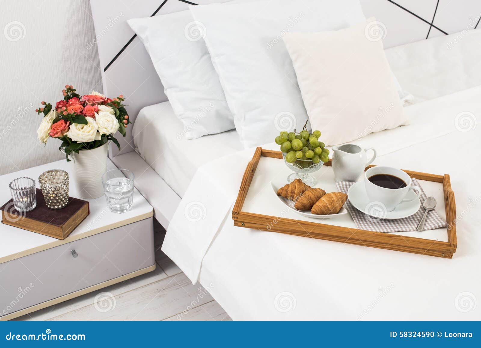 Prima colazione a letto fotografia stock. Immagine di camera - 58324590