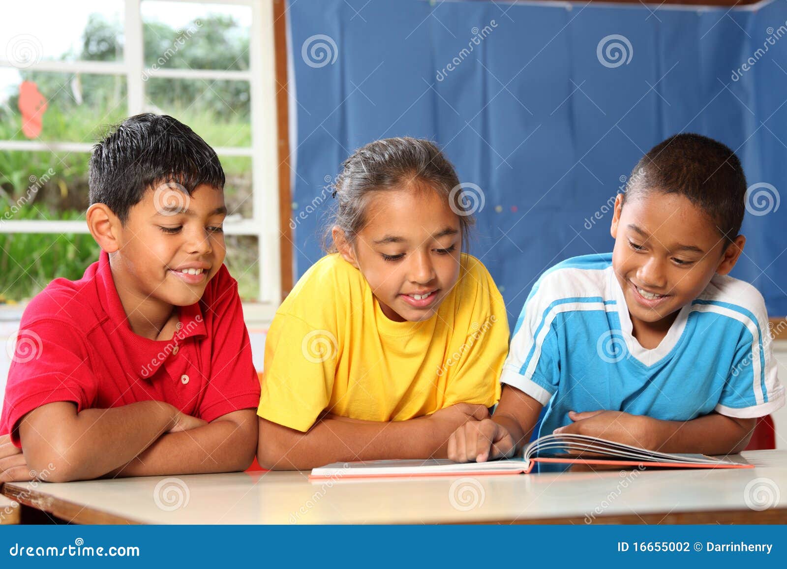 Primary School Class Reading and Learning Together Stock Photo - Image ...