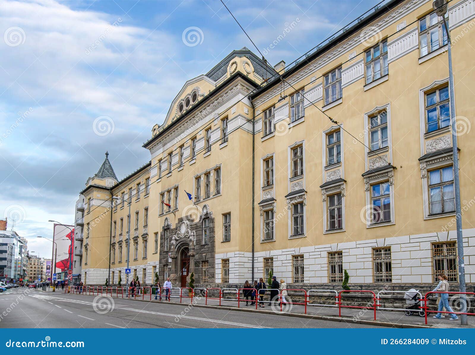 Primary School and High School with Hungarian Language in Bratislava ...