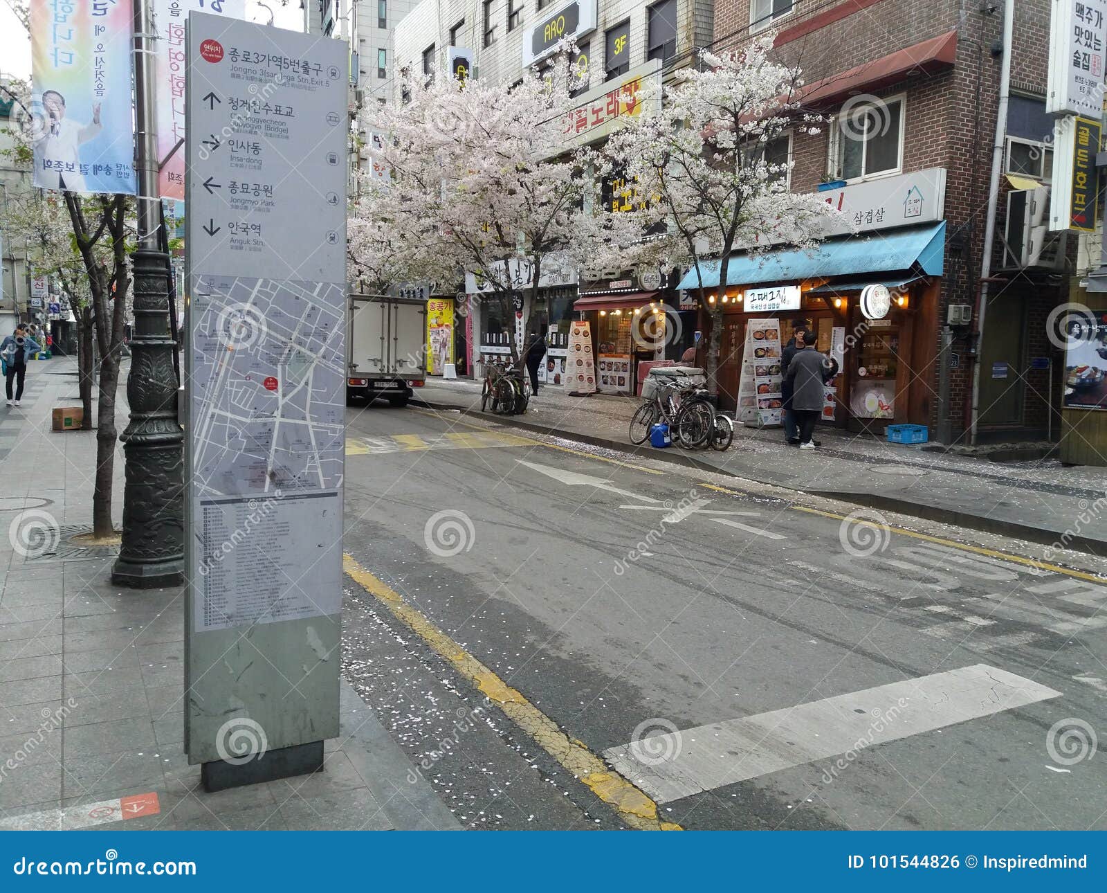 Primavera En La Calle En La Corea Del Sur De Seul Foto editorial ...