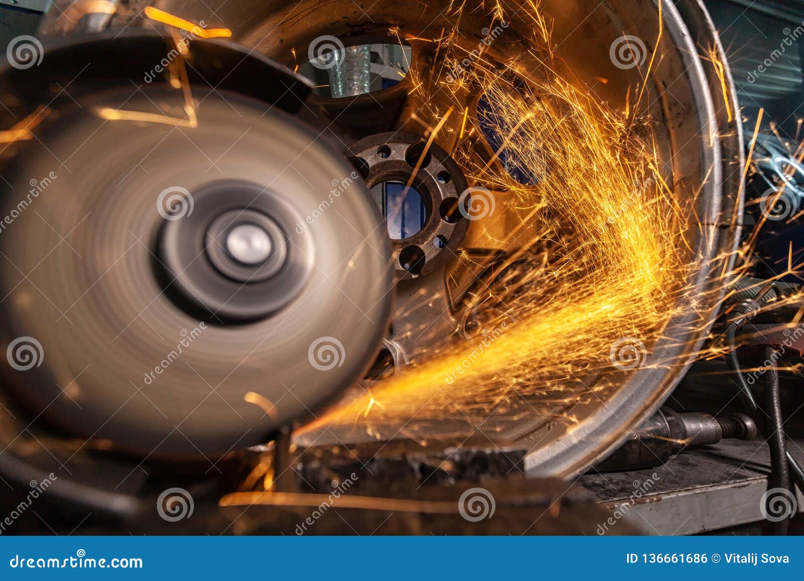 Primer De Aserrar Del Hombre Foto de archivo - Imagen de arreglo ...