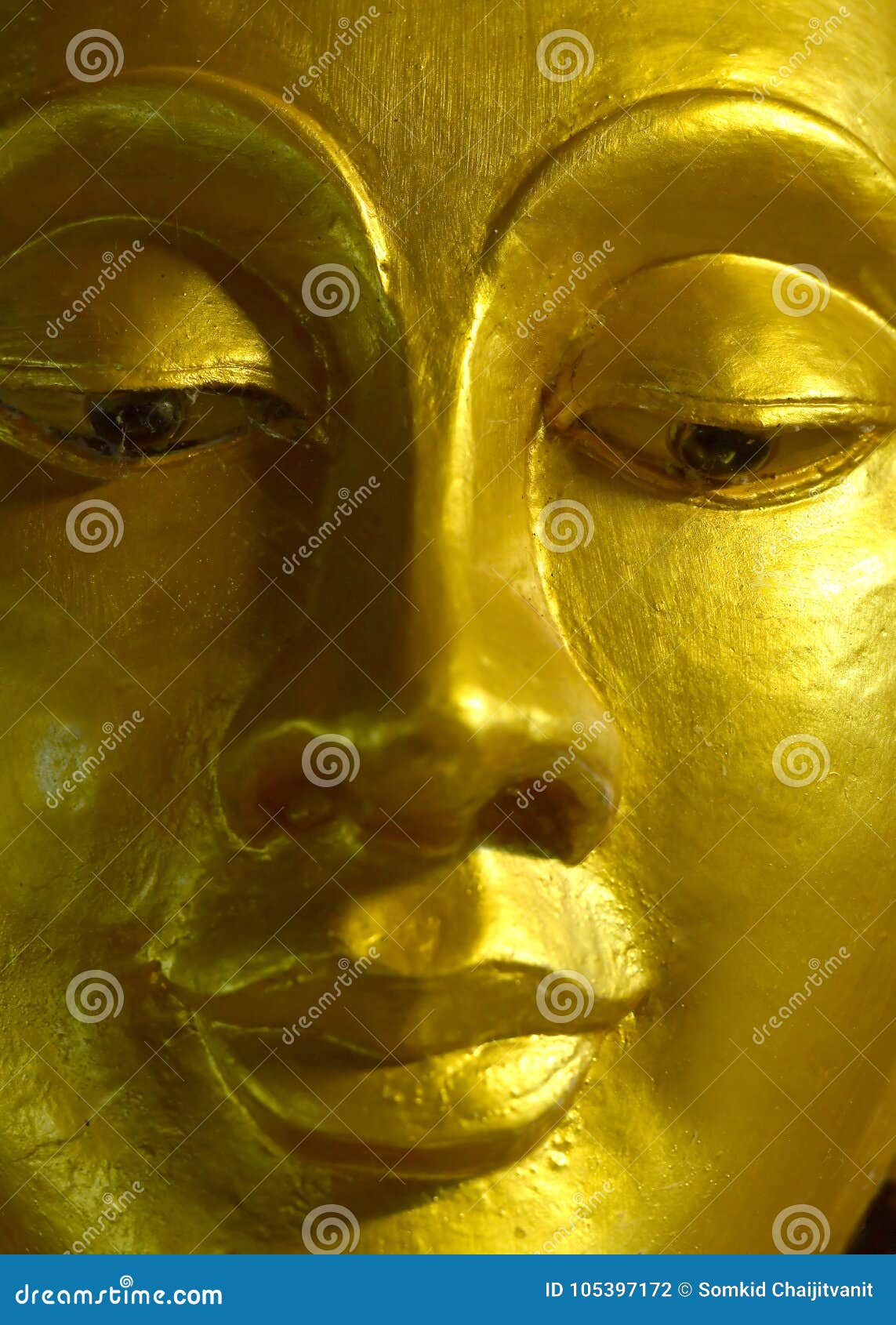 Primer de Buda de la cara foto de archivo. Imagen de templo - 105397172