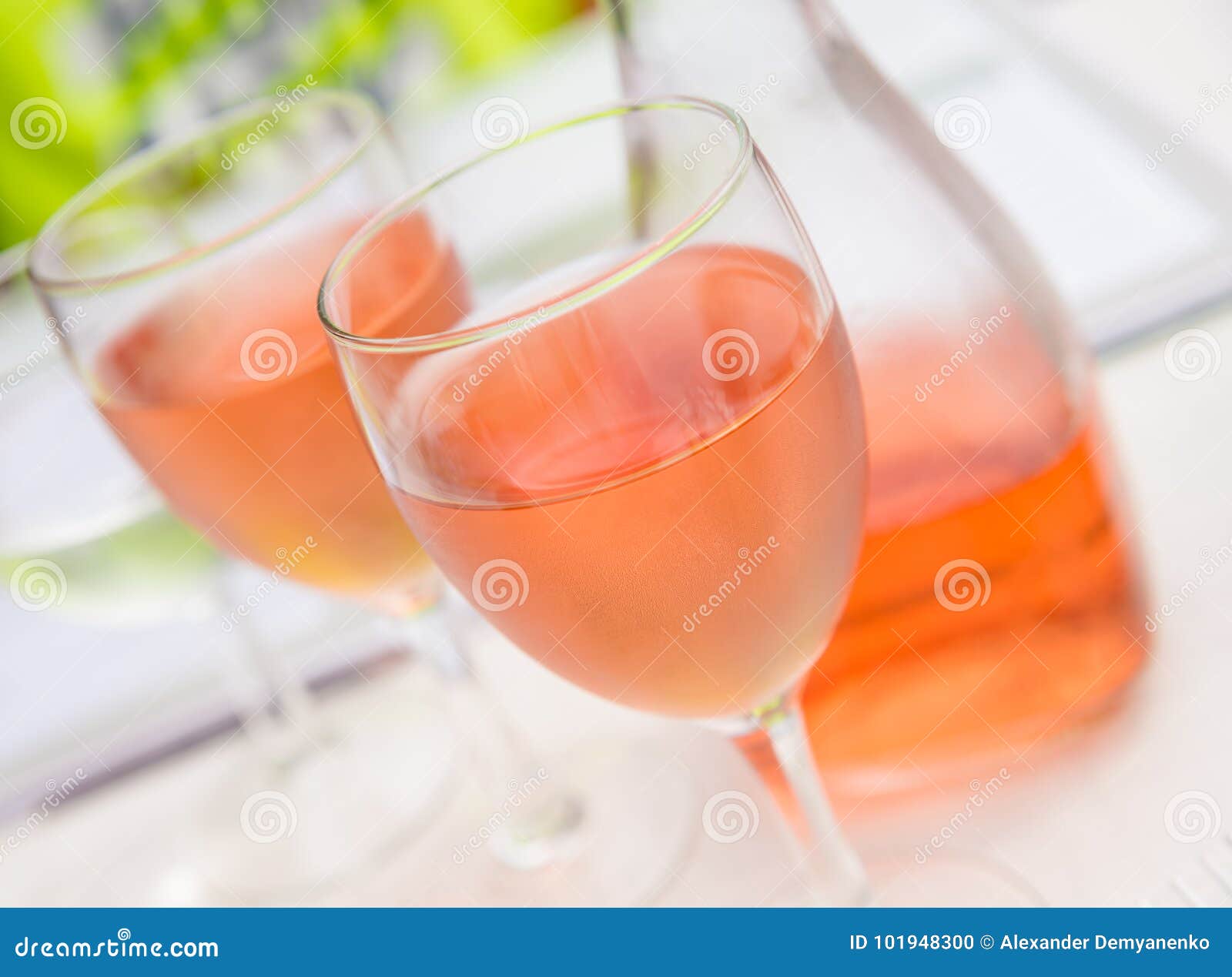 Primer De Copas De Vino Color De Rosa Foto de archivo - Imagen de barra ...