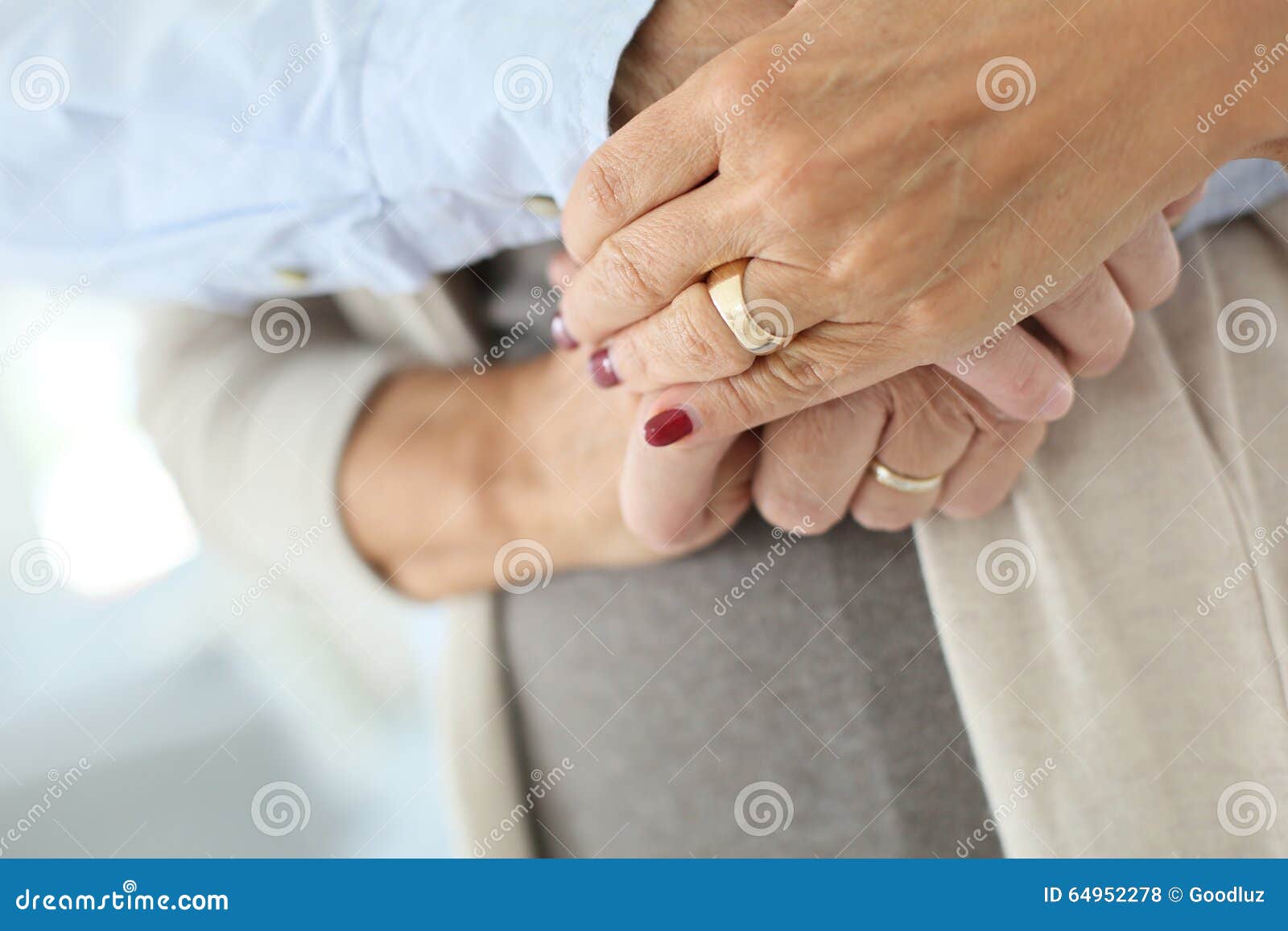 Primer De Helding De Las Manos Helding Del Mayor Foto de archivo ...