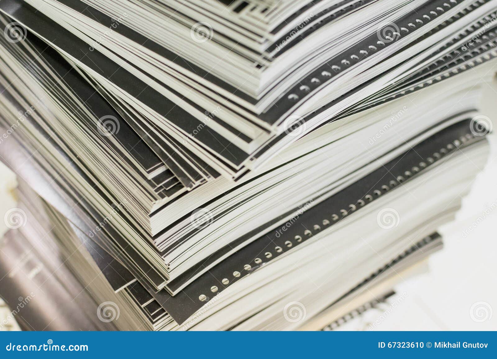 Primer De Hojas Impresas Perforadas Apiladas Foto de archivo - Imagen ...