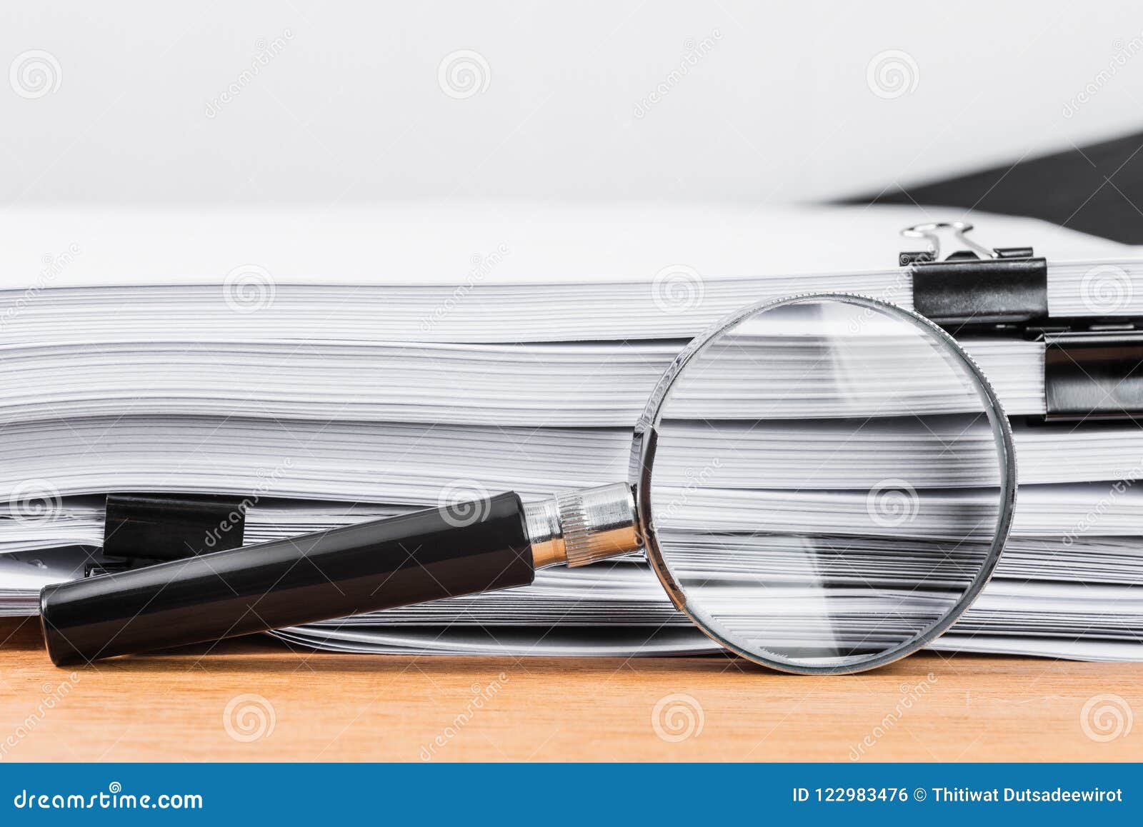 Primer De La Lupa En Documentos Del Borde Foto de archivo - Imagen de ...