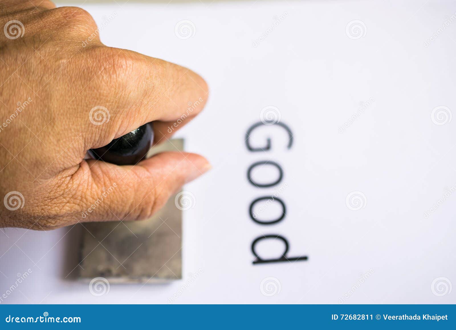 Primer De La Mano Que Sella El Documento Con El Sello De Goma Imagen de ...