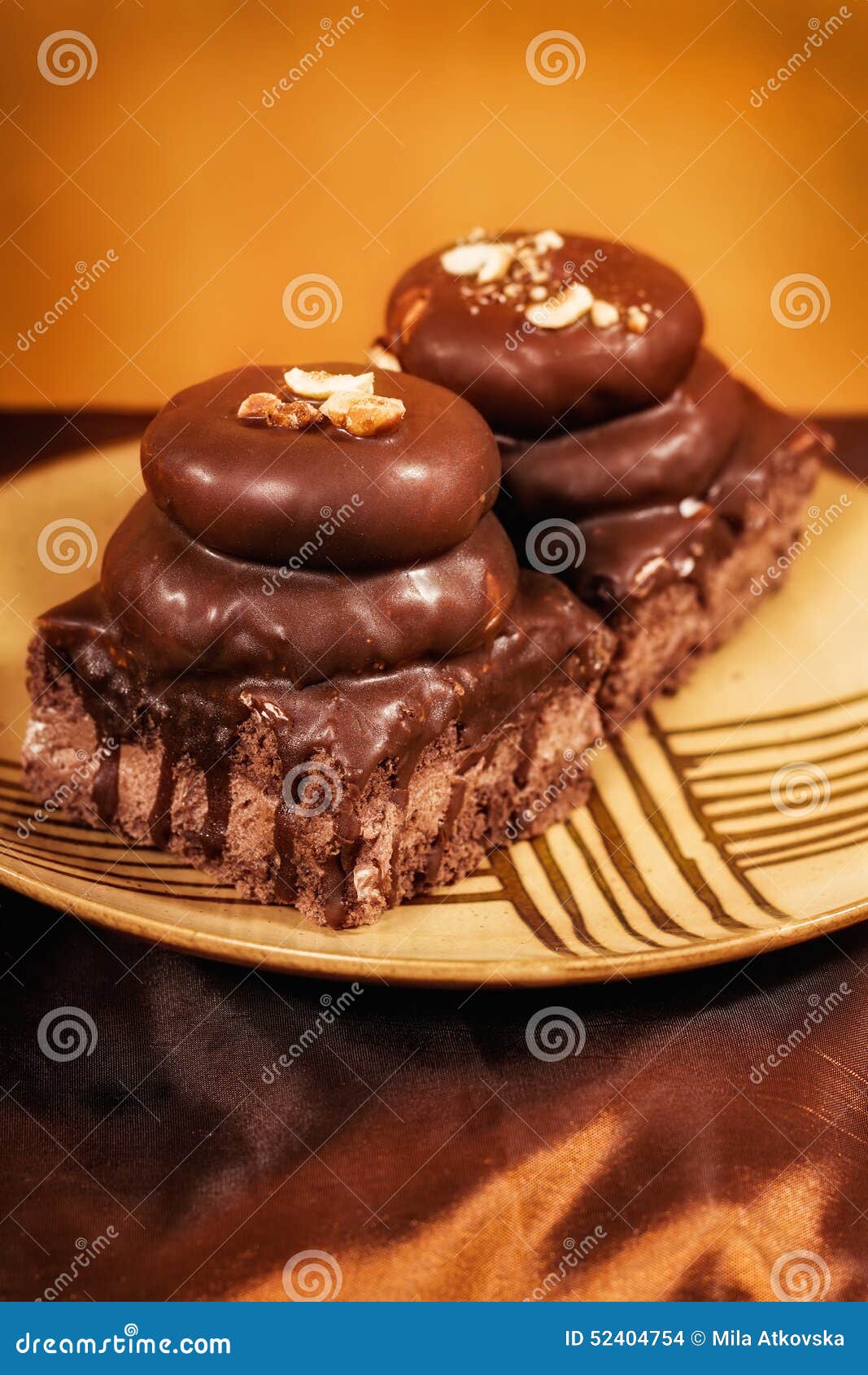 Primer De Los Postres Cremosos Del Chocolate En Una Placa Foto de ...