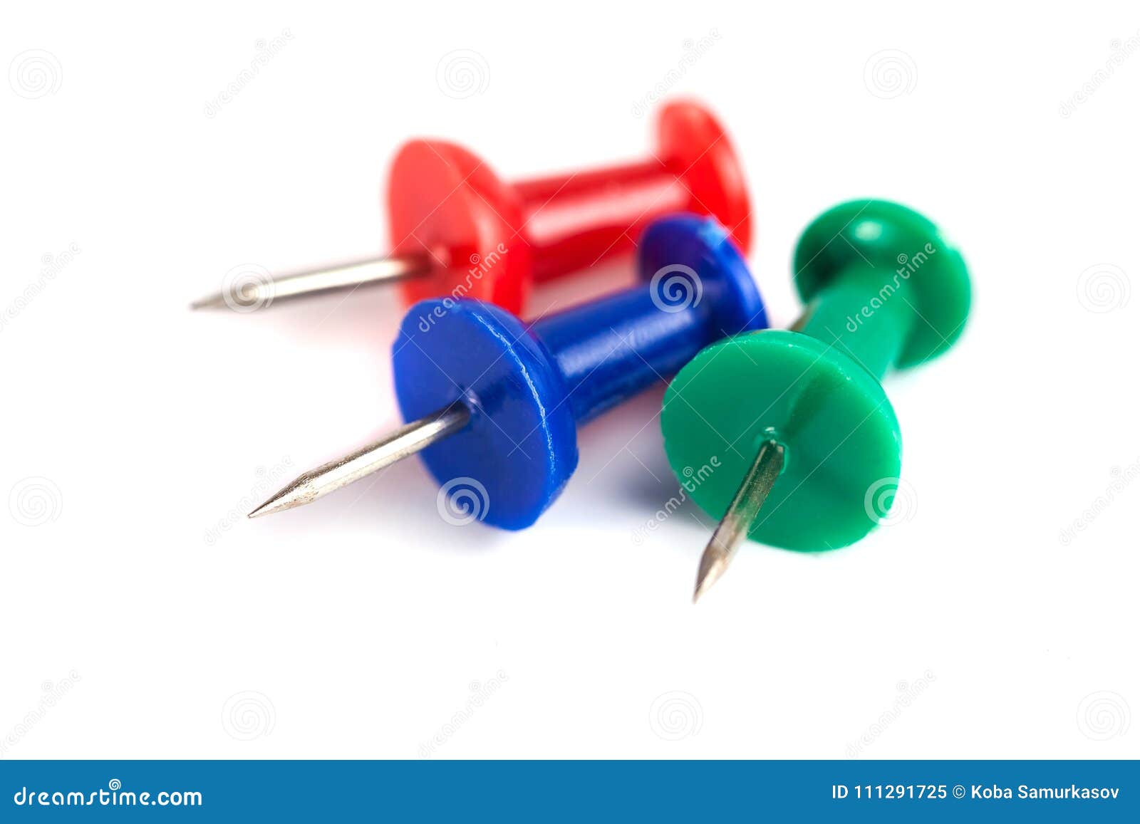 Primer De Muchas Chinchetas Coloreadas En Blanco Imagen de archivo ...