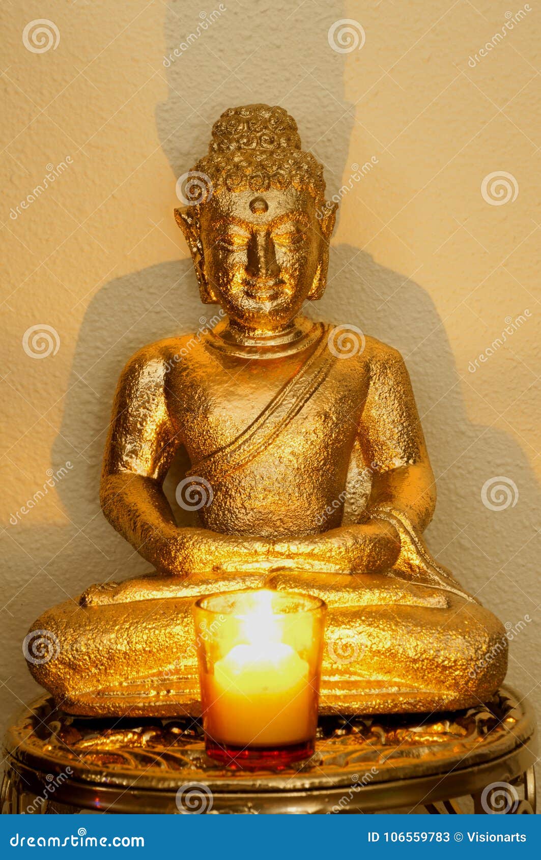 Primer De Oro De La Estatua De Buda Con La Vela Encendida Imagen de ...