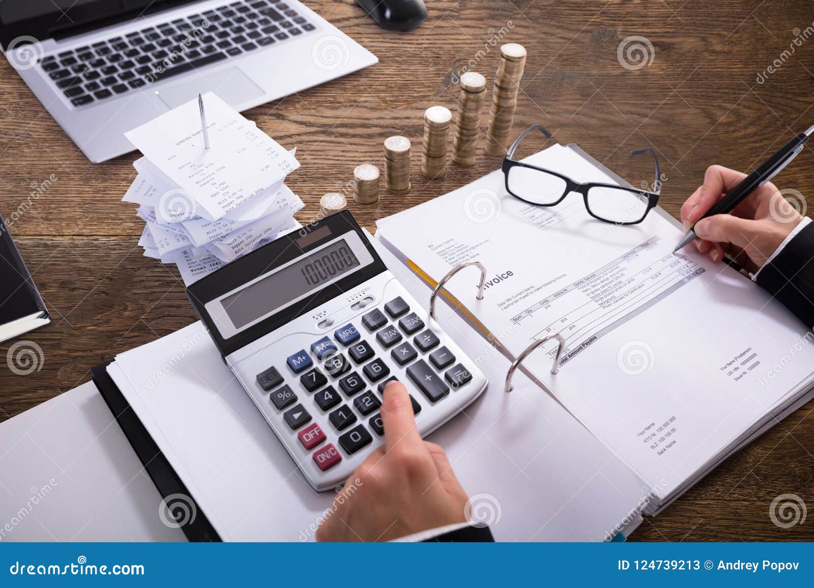 Primer De Un Empresario Calculating Invoice Imagen de archivo - Imagen ...
