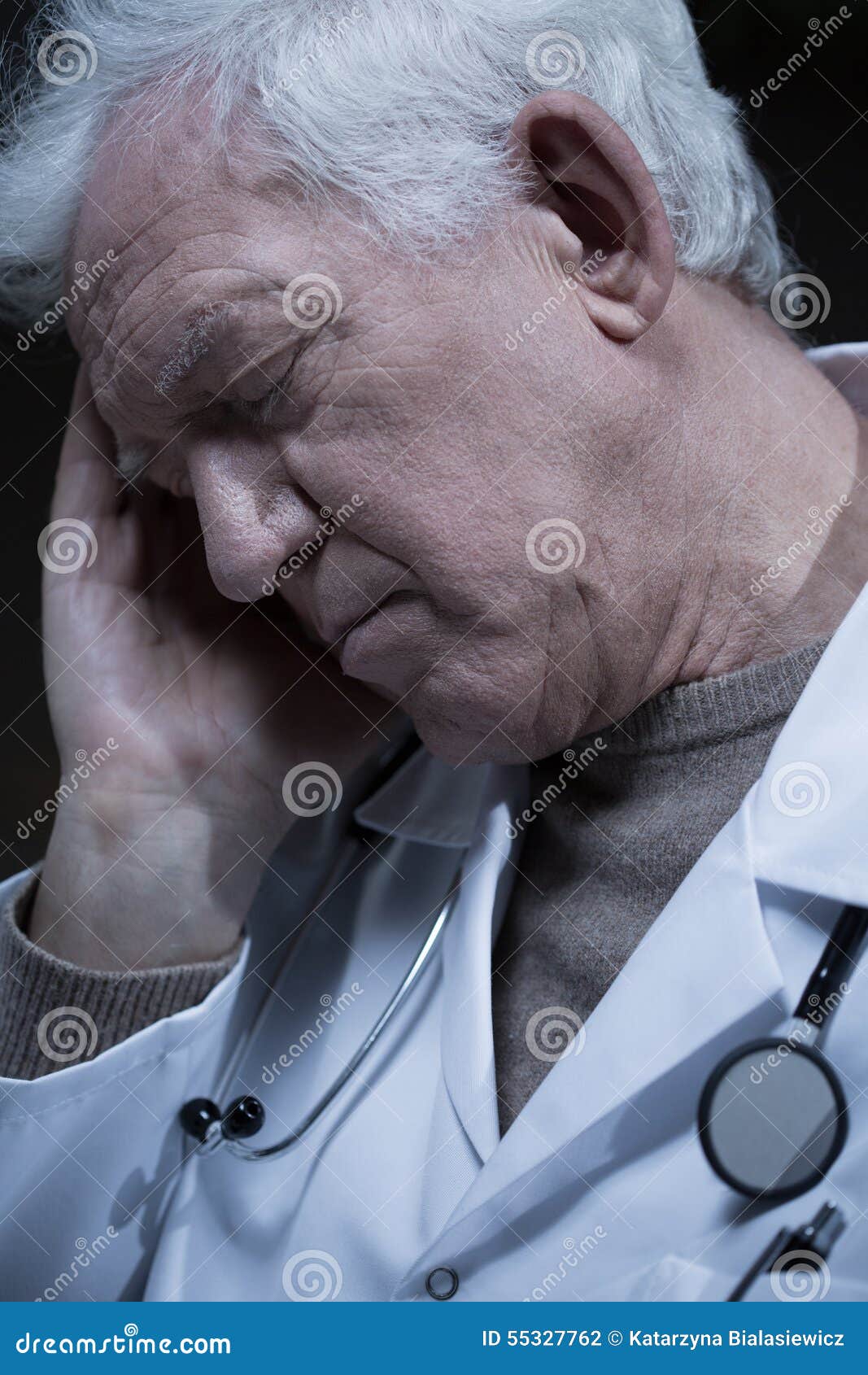 Primer del hombre cansado foto de archivo. Imagen de gente - 55327762