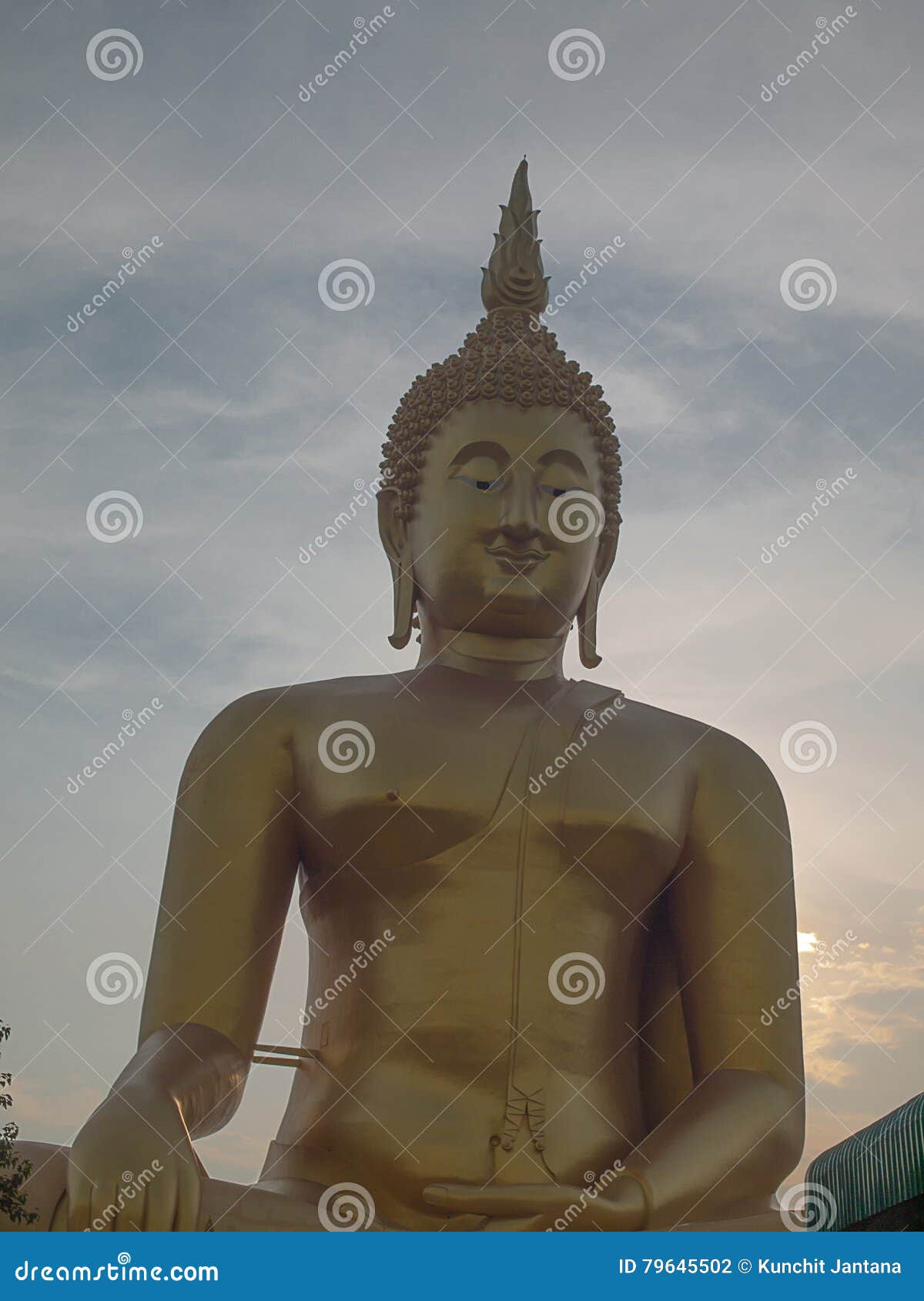 Primer, Estatua Antigua De Buda, Grande Foto de archivo - Imagen de ...