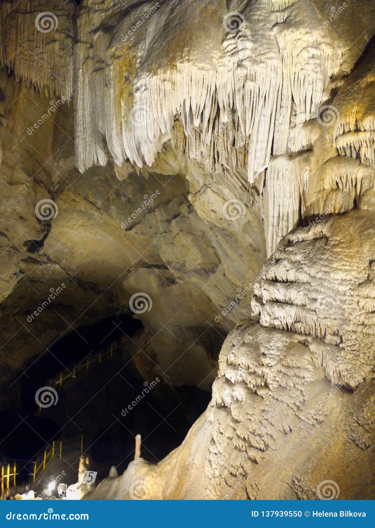 Primer Interior De La Caverna Profunda Misteriosa Foto de archivo ...