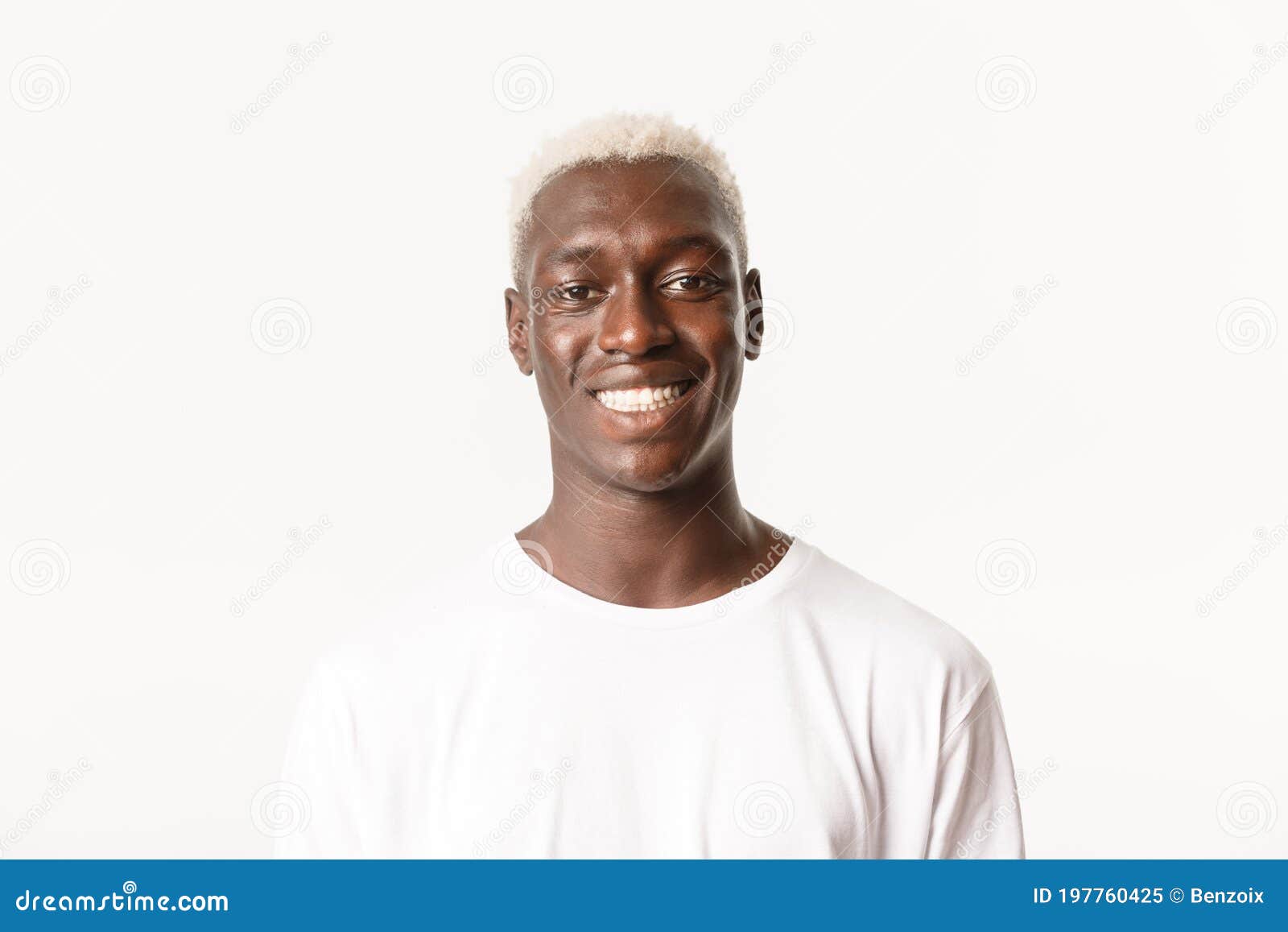 Primer Plano Del Alegre Y Guapo Hombre Rubio Africano-americano ... Primer Plano Del Alegre Y Guapo Hombre Rubio Africano-americano ...