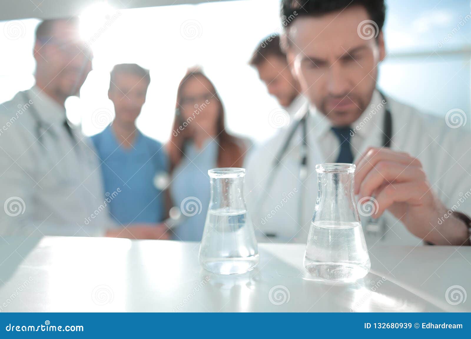 Primer Transparente Del Bulbo, Laboratorio Imagen de archivo - Imagen ...